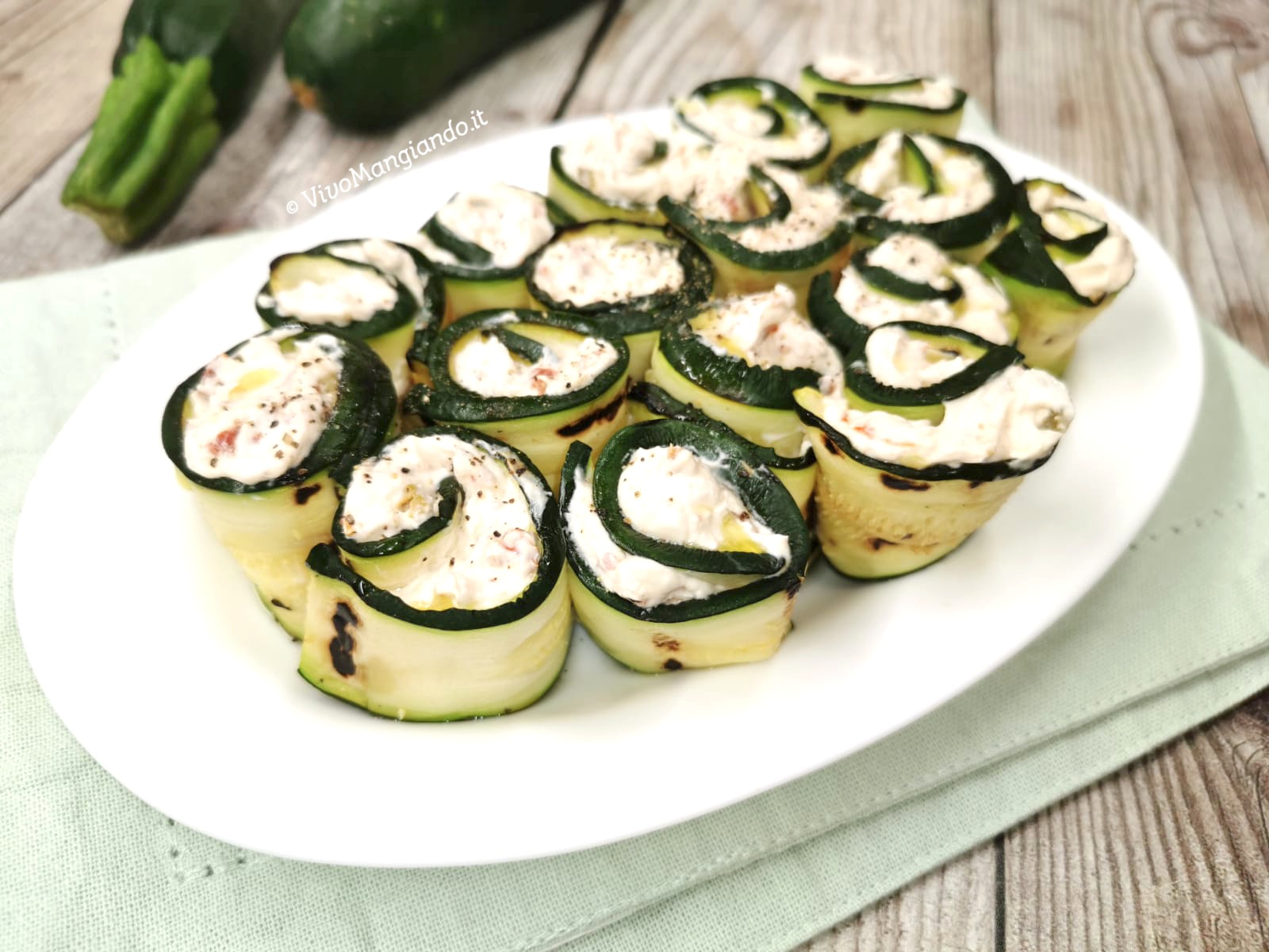 Rotolini di zucchine con formaggio spalmabile - Vivo Mangiando
